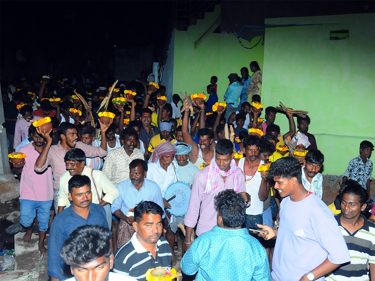 గూగూడు కుళ్లాయిస్వామి క్షేత్రం భక్తజన సాగరం (ఫొటోలు) | Muharram 2025, Huge Devotees At Gugudu ...